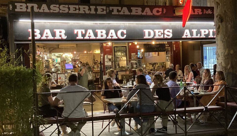 Genuss und Gespräche in der Bar-Tabac von Patrick | Das ewige Blau